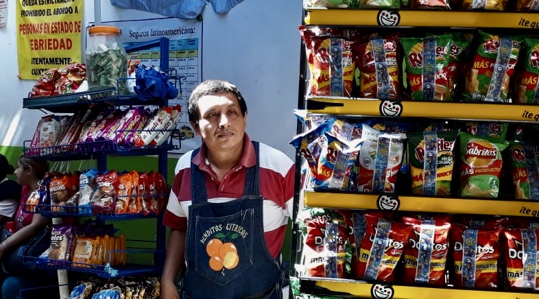 Elías, el tendero que ve con el corazón